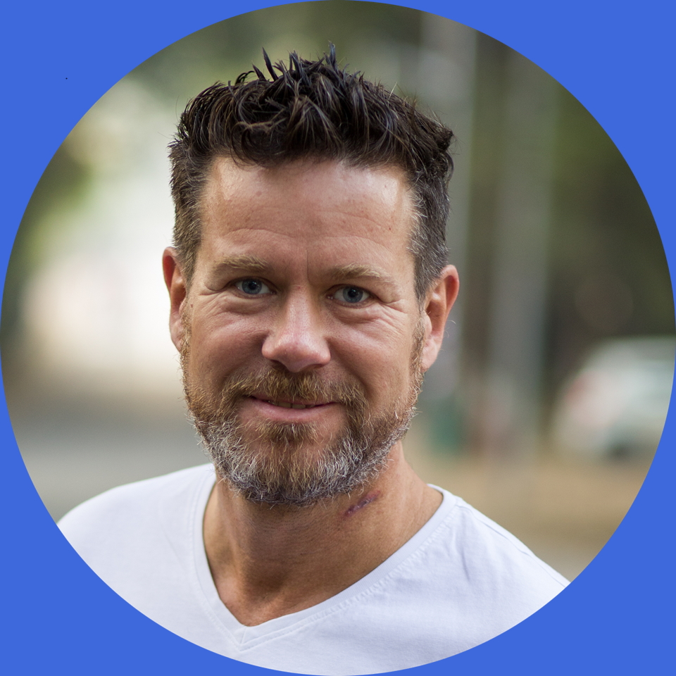 jasperfortuin_looking_camera_blue – Jasper Fortuin